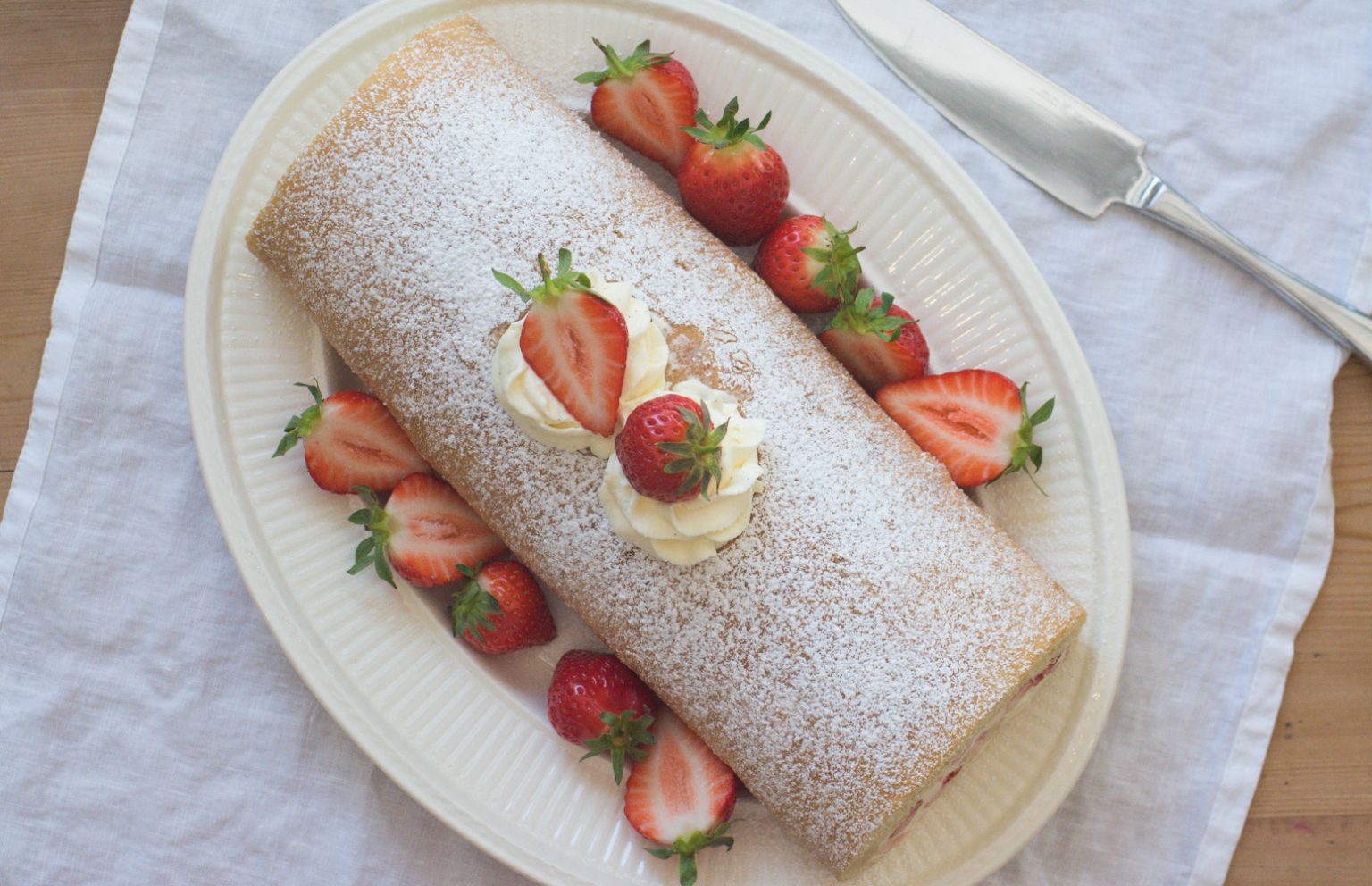 Jordbærroulade med flødeostecreme – MostlyCakes