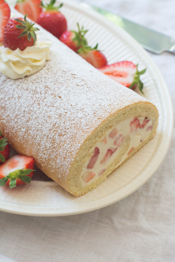 Jordbærroulade med flødeostecreme – MostlyCakes